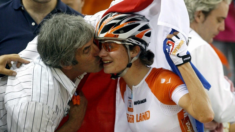 Als Marianne Vos fietste, was vader Henk (1948-2026) er met de camper ...