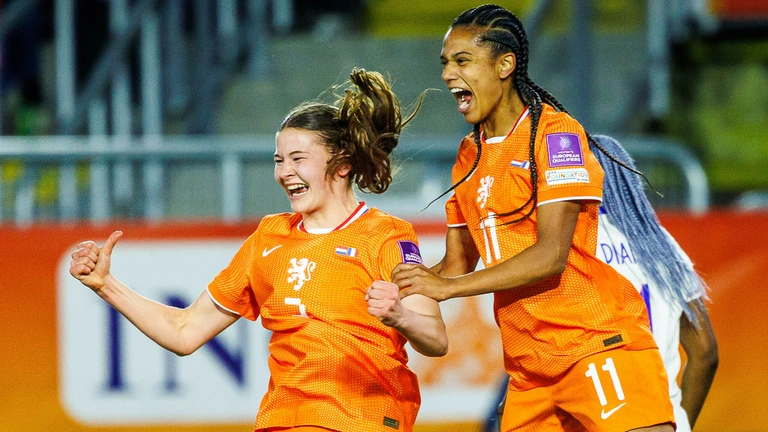 Oranje-debutant Van Asten beleeft droomavond: 'Zakte bijna door mijn ...