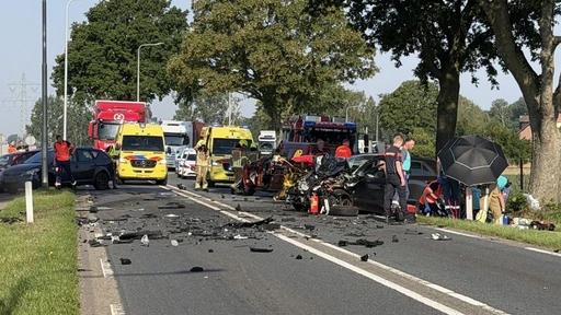 Dode en gewonde bij frontale aanrijding op provinciale weg in Limburg