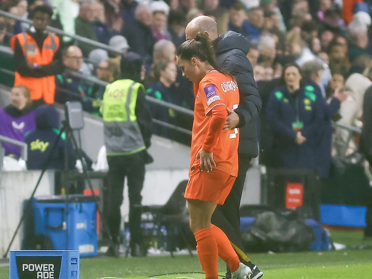 Janssen schiet Oranje vanaf de stip op gelijke hoogte tegen Ierland