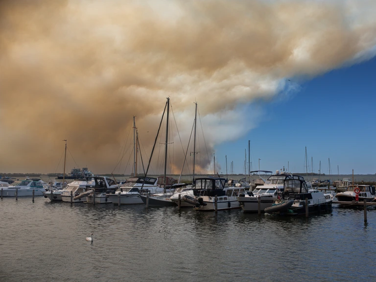 Deel brand onder controle • Rookwolk nu boven Engeland