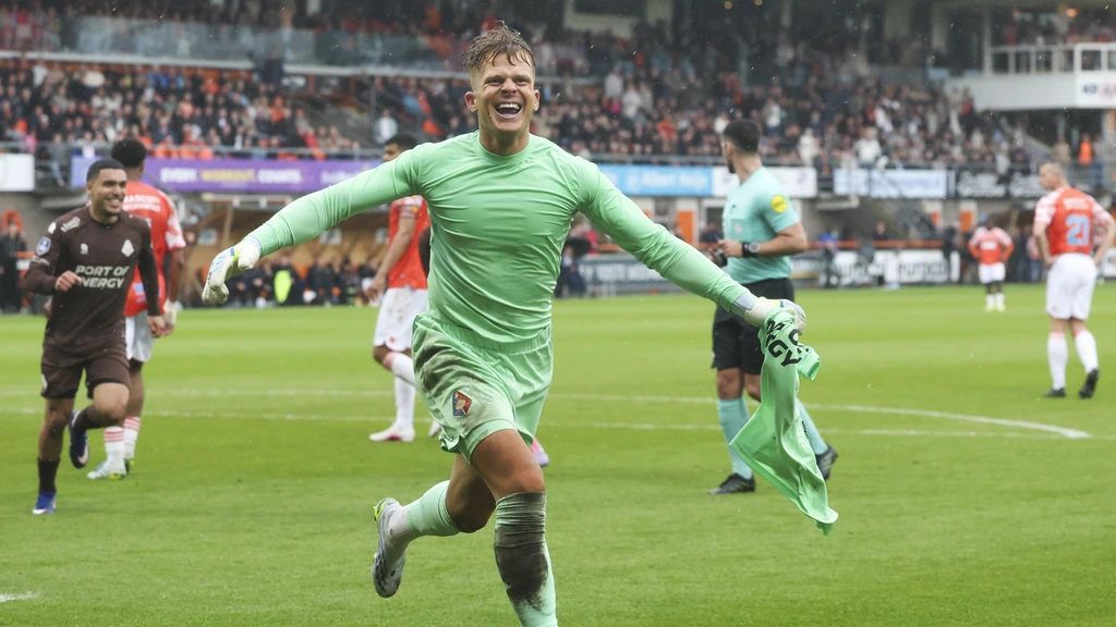 Goal Telstar-keeper Koeman gaat de wereld over: 'Het ging in een waas ...