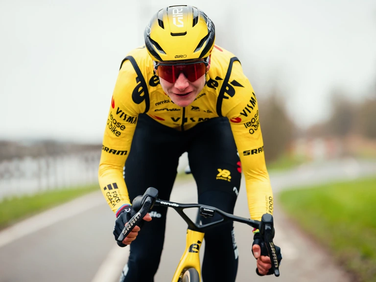 Als Marianne Vos fietste, was vader Henk (1948-2026) er met de camper ...