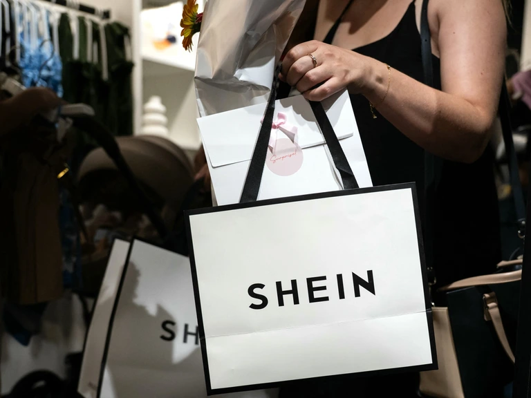 Protest bij opening eerste winkel van fast fashiongigant Shein in Parijs