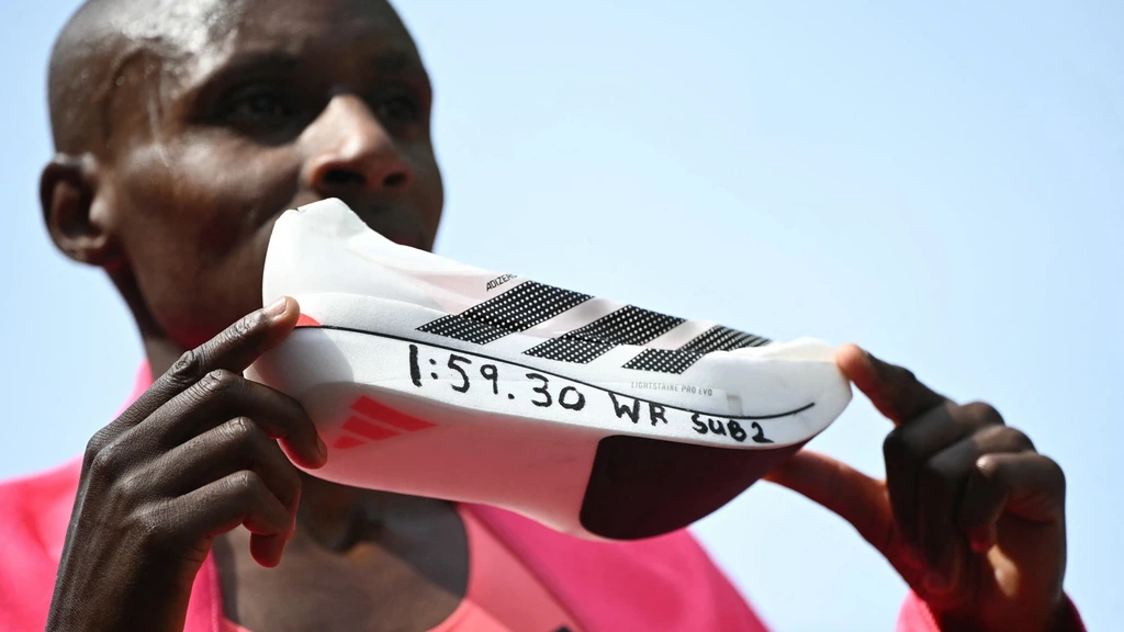 Sawe viert marathonrecord: 'Fantastisch om 1.59.30 op de klok te zien'