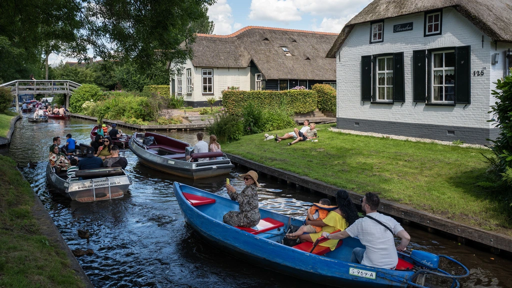 Toeristen blijven weg uit delen van Giethoorn, ondernemers geven Google ...
