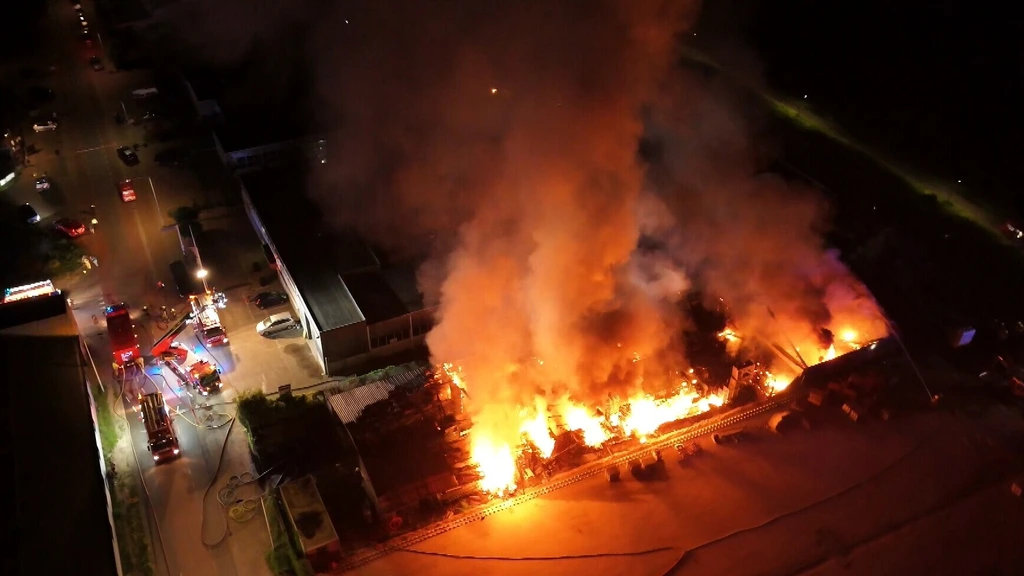 Loods timmerbedrijf Zutphen verwoest door enorme brand