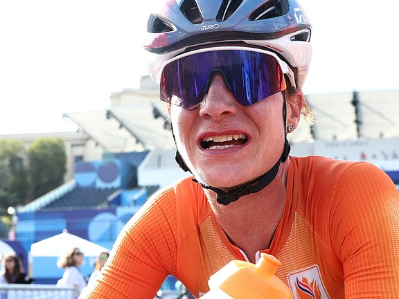 Als Marianne Vos fietste, was vader Henk (1948-2026) er met de camper ...
