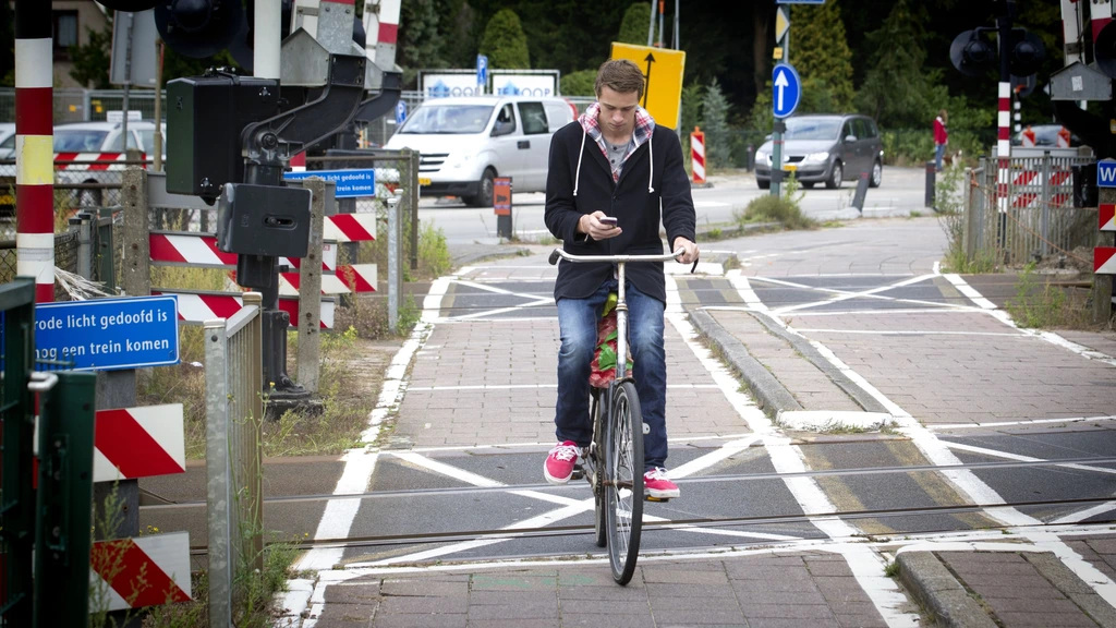 Flink meer boetes voor bellen op de fiets en fout parkeren