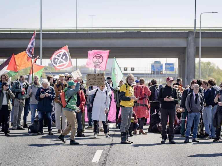 Politie grijpt in bij protest op A12 bij Utrecht, 400 aanhoudingen