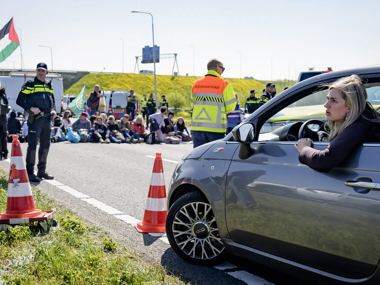 Politie grijpt in bij protest op A12 bij Utrecht, 400 aanhoudingen