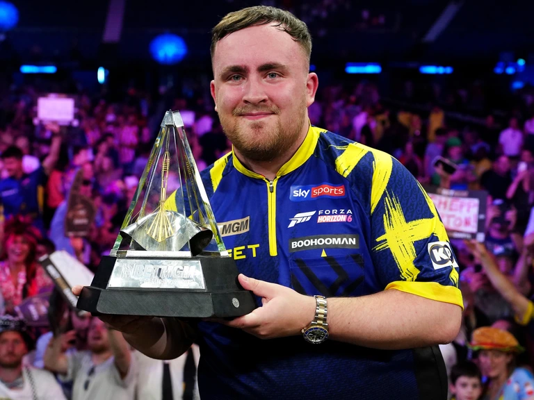 Littler wint finale Premier League Darts na zinderende zege op Humphries