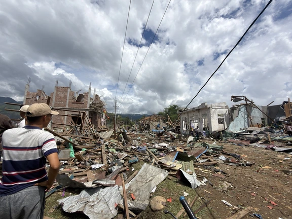 Wijk weggevaagd bij explosie Myanmar, zoektocht naar slachtoffers gaat door