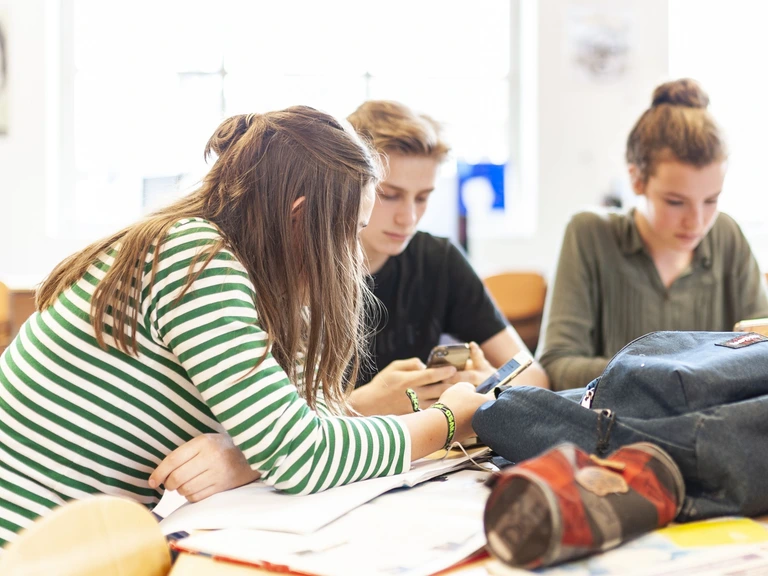 Kabinet geeft dringend advies aan scholen: telefoon uit de klas
