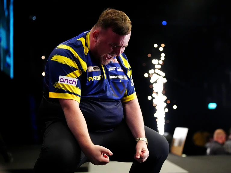 Littler wint finale Premier League Darts na zinderende zege op Humphries