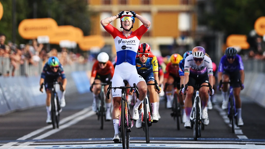 Wiebes na winnen eerste etappe uit Giro gezet, diskwalificatie om te ...