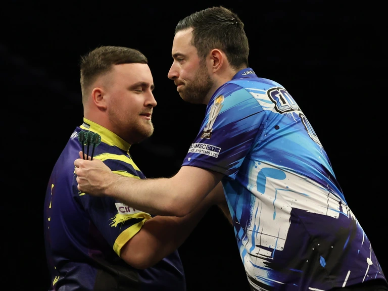 Littler wint finale Premier League Darts na zinderende zege op Humphries