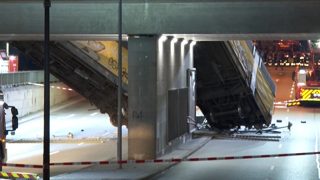 Goederentrein stort van brug bij München