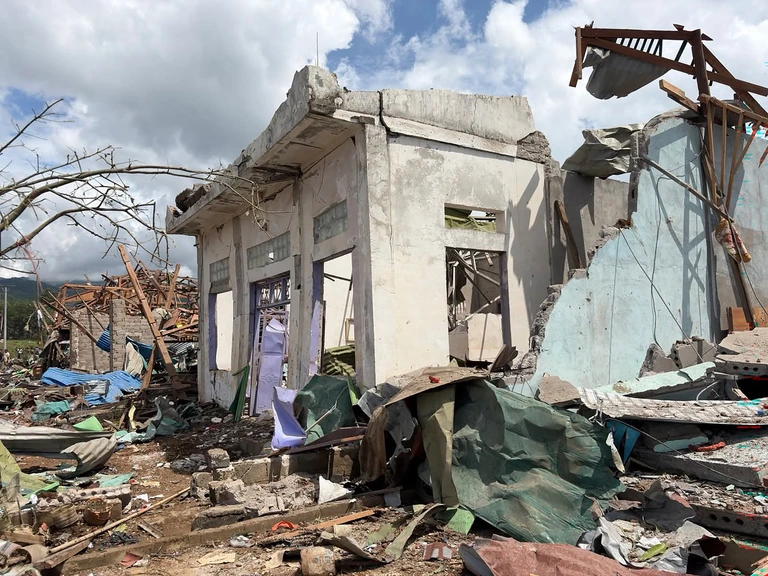 Wijk weggevaagd bij explosie Myanmar, zoektocht naar slachtoffers gaat door