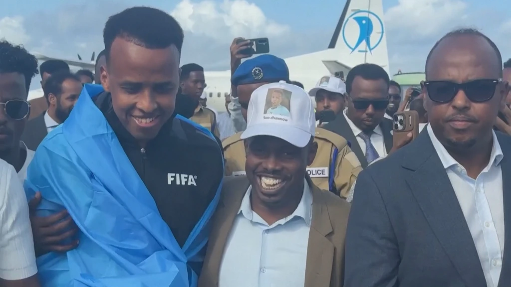 Door de VS geweigerde WK-arbiter Artan terug in Somalië als held onthaald