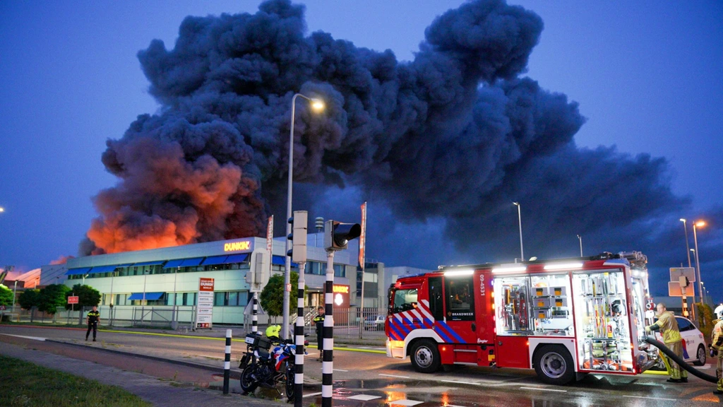Grote brand in bedrijfsverzamelgebouw op industrieterrein De Meern