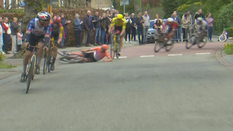 Evenepoel klopt Skjelmose nu wel in de sprint en wint Amstel Gold Race