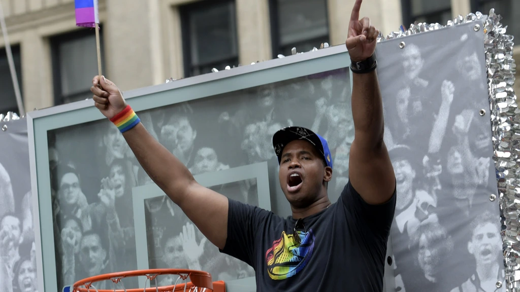 Collins, eerste openlijk homoseksuele speler in de NBA, op 47-jarige ...
