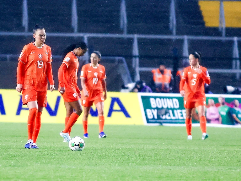 Janssen schiet Oranje vanaf de stip op gelijke hoogte tegen Ierland