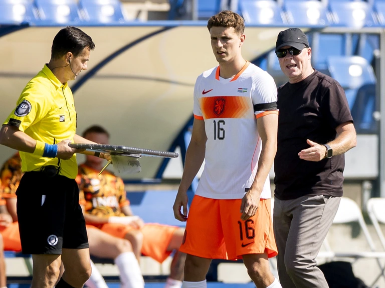 Bal tegen de hand komt Til op rode kaart te staan