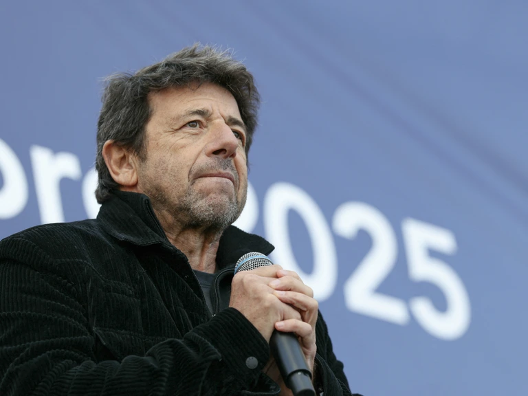Zanger Patrick Bruel vastgezet voor verhoor in verkrachtingsonderzoek