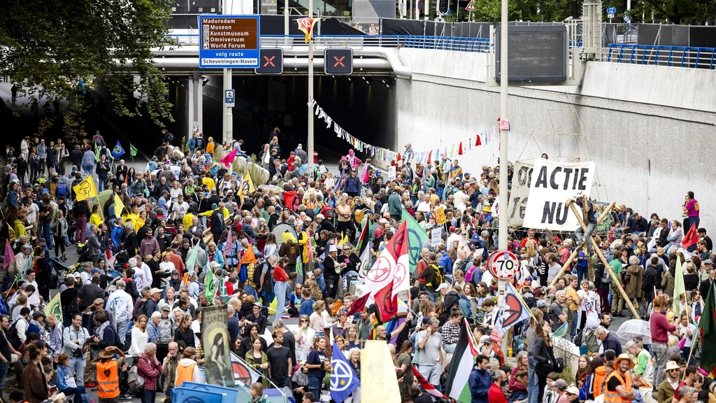 Extinction Rebellion blokkeert A12 Den Haag, politie grijpt niet in ...