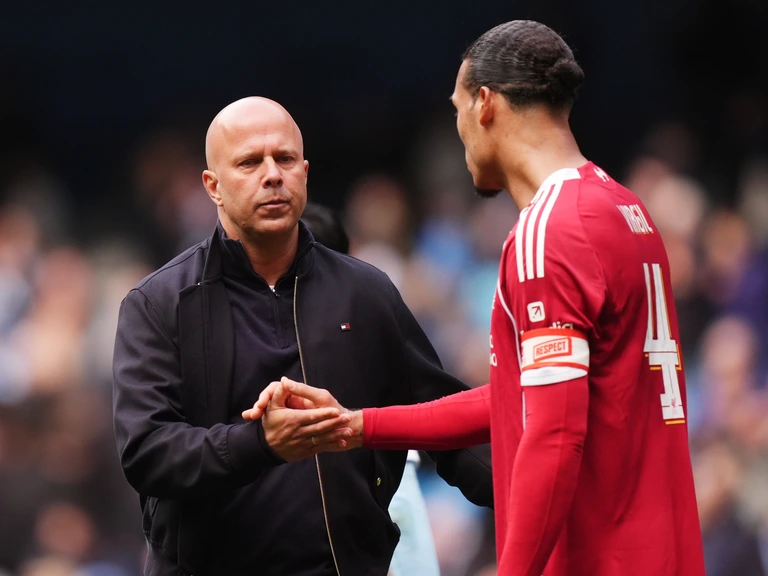 Van Dijk wist niets van ontslag Slot: 'De beslissing was al genomen'