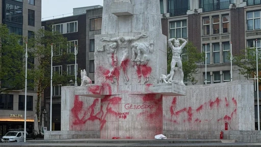 Nationaal Monument op de Dam beklad met rode verf op dag van ...