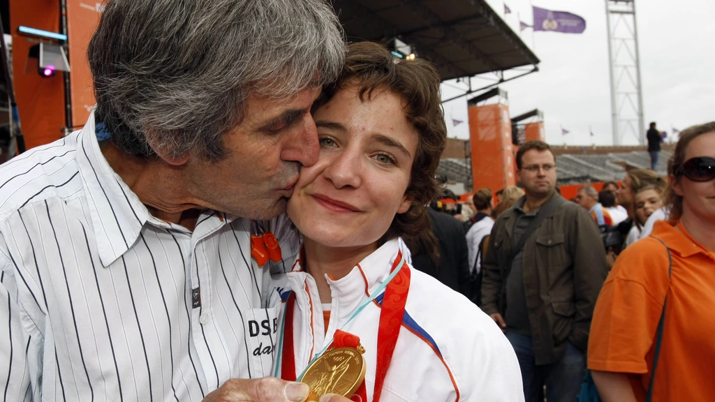 Als Marianne Vos fietste, was vader Henk (1948-2026) er met de camper ...