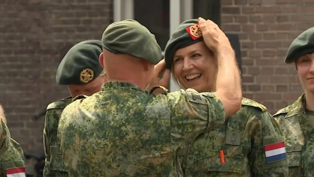 Koningin Máxima ontvangt baret in bijzijn dochters