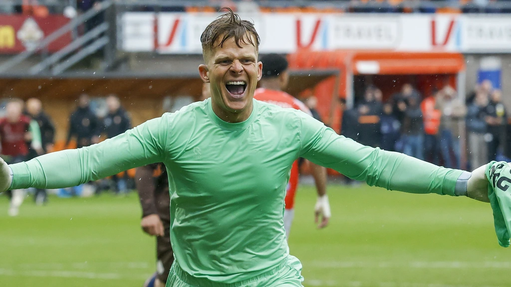 Goal Telstar-keeper Koeman gaat de wereld over: 'Het ging in een waas ...