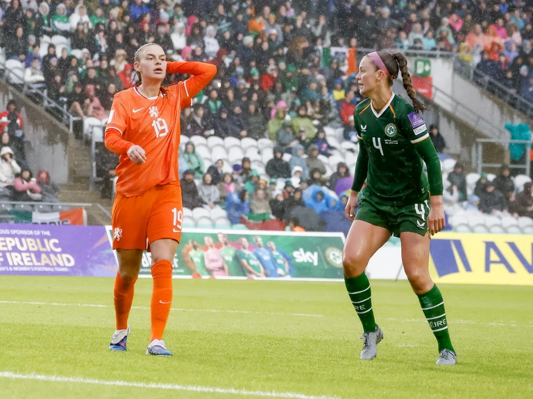 Janssen schiet Oranje vanaf de stip op gelijke hoogte tegen Ierland
