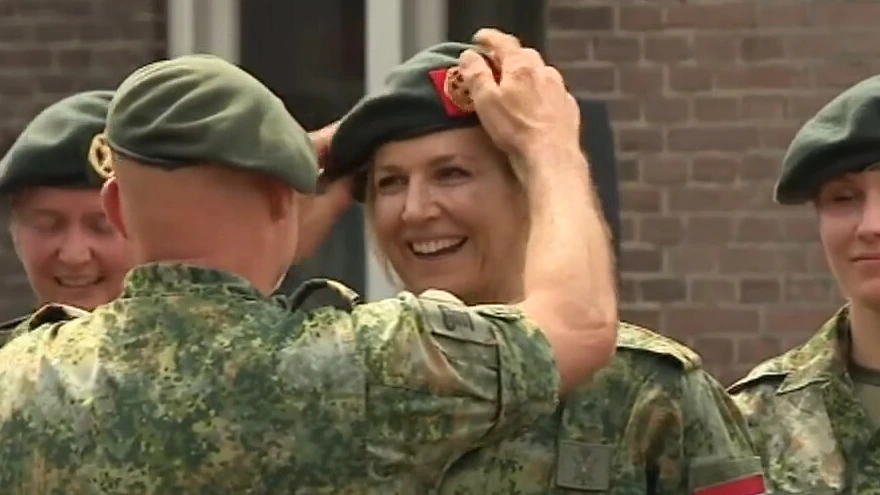 Koningin Máxima ontvangt baret in bijzijn dochters