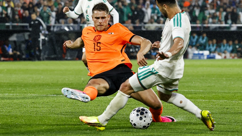 Oranje na goede eerste helft nog 0-0 tegen Algerije • Debutant ...