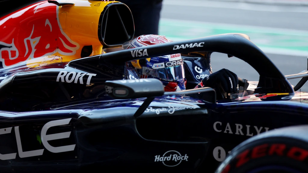 Pole voor Russell in Barcelona • Verstappen start zondag als vijfde