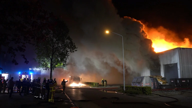 Zeer grote brand bij toetjesmaker in Ermelo, NL-Alert verstuurd vanwege ...