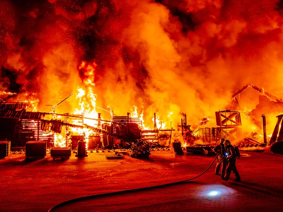 Loods timmerbedrijf Zutphen verwoest door enorme brand
