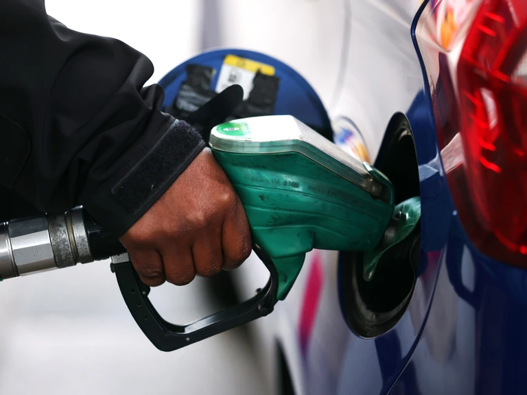 Duitse regering verlaagt accijns op brandstof: 17 cent per liter goedkoper