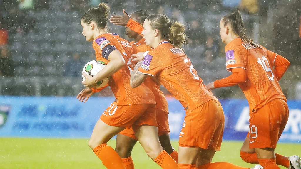 Janssen schiet Oranje vanaf de stip op gelijke hoogte tegen Ierland