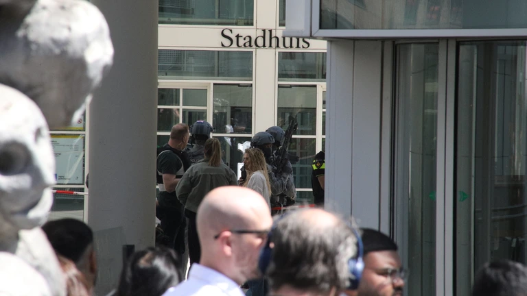 Stadhuis Den Haag ontruimd om verdachte situatie, verdachte opgepakt
