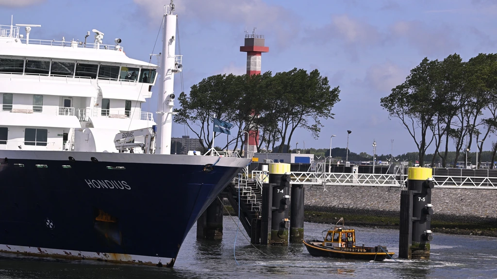 Hondius in Rotterdam, begin schoonmaak en quarantaine bemanning